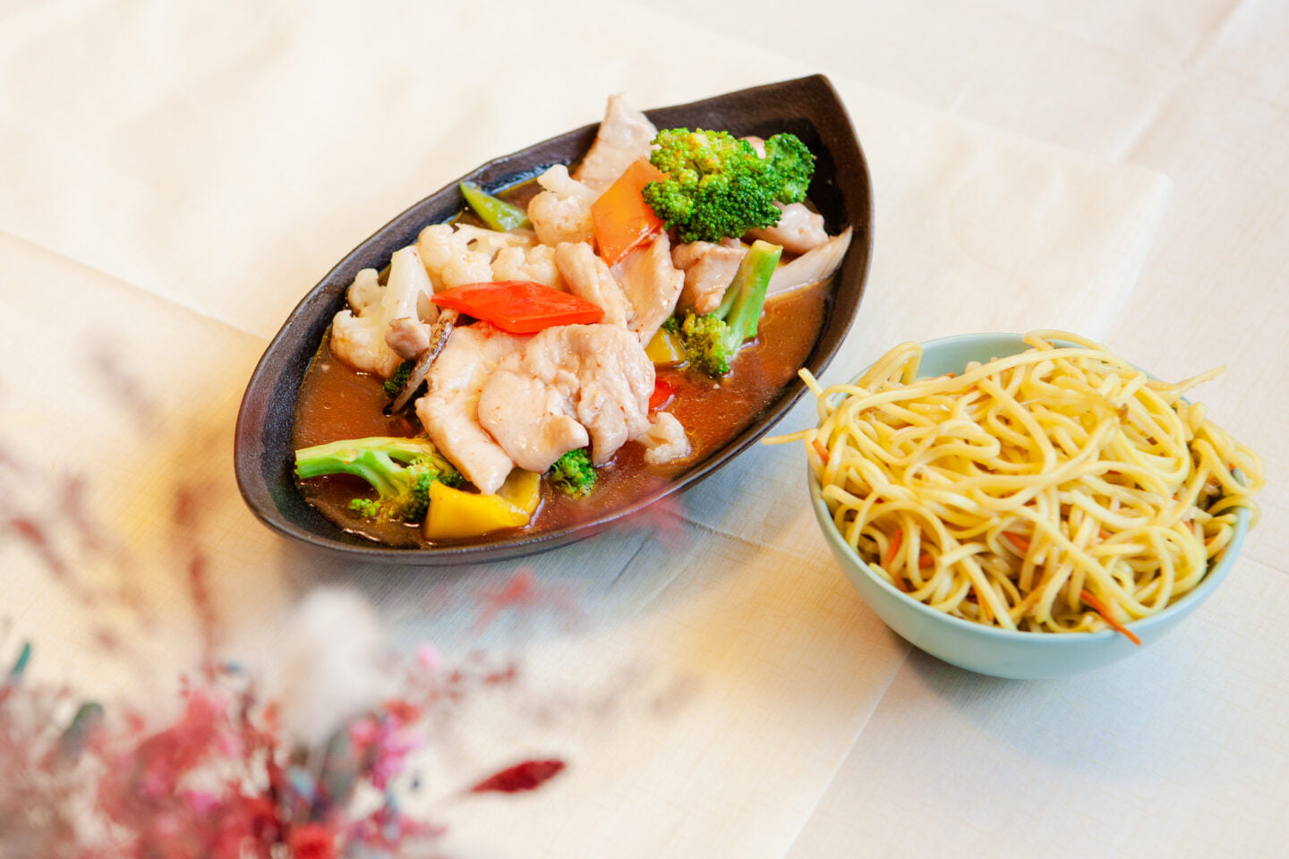 Vælg mellem 3 lækre wok kyllinger retter med ris - Oriental Barbecue House