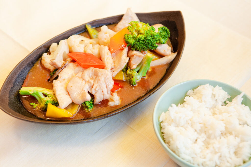 Vælg mellem 3 lækre wok kyllinger retter med ris - Oriental Barbecue House