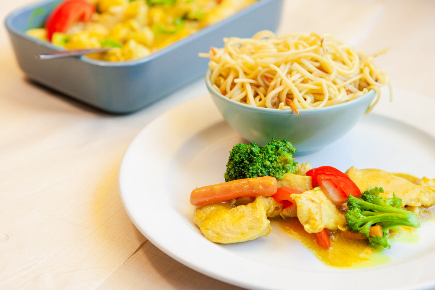 Vælg mellem 3 lækre wok kyllinger retter med ris - Oriental Barbecue House